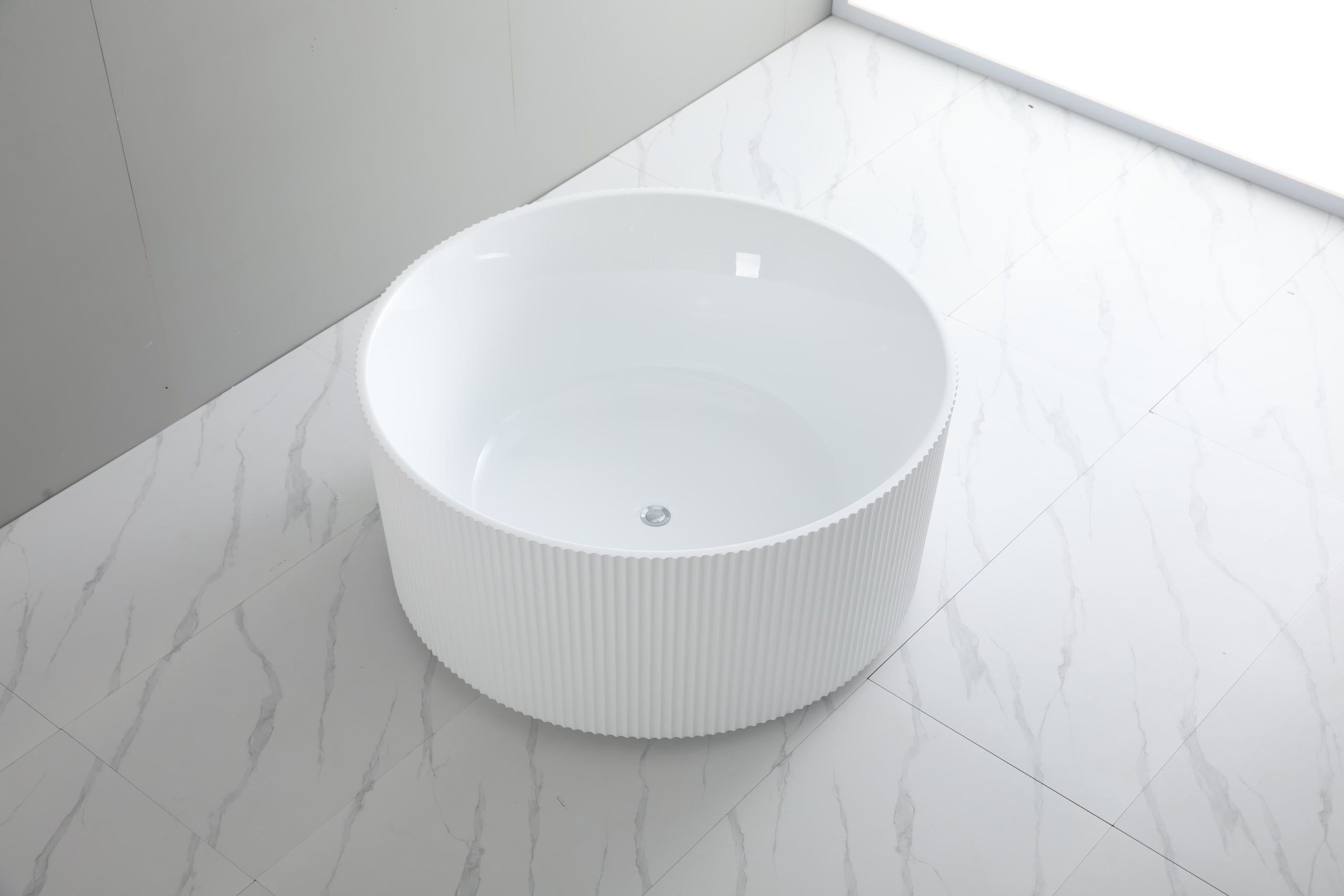 Round Fluted Freestanding Bathtub - Gloss White – BCP Interiors